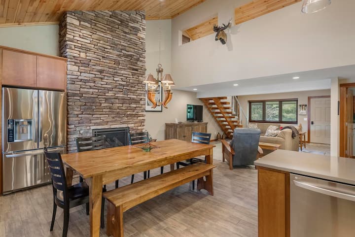 Unique Winter Lodge, Ski In At Base, Slps 11 - Boyne City, MI