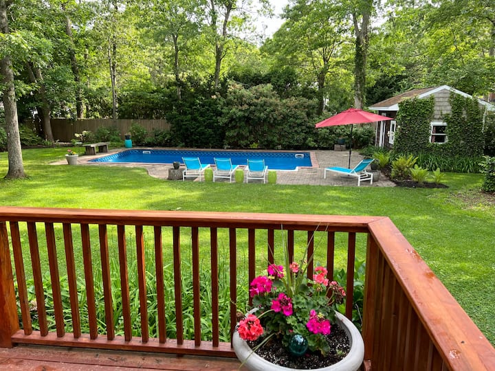 Cozy Bungalow With  Pool, Walk To Jitney And Town - Quogue, NY