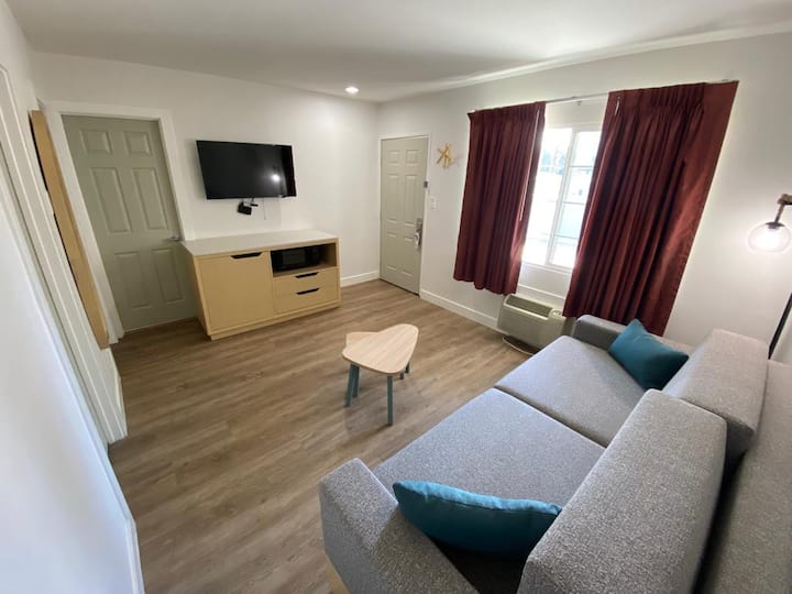 Queen Deluxe Suite W/ Double Bed & Pull Out Couch - Santa Cruz, CA