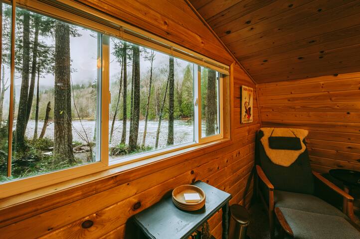 Persis tiny cabin. amazing outdoor shower.