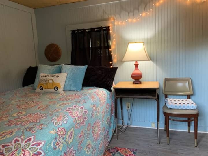 Sweetwater Farm Cottage Room - Tampa, FL
