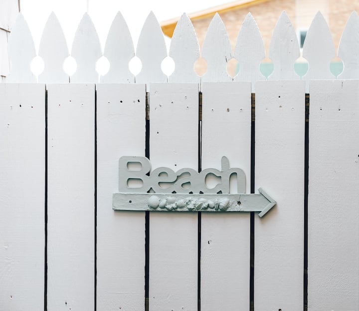 Tiny Beach Bungalow! Studio, Wifi, Monthly Only! - Hampton, VA