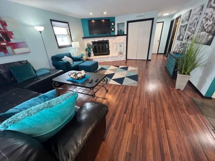 Ritchie’s Apple Place: Teal Waves Luxury Apartment - Appleton, WI