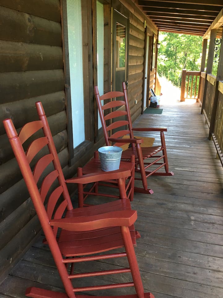 Rustic 2 Bedroom Cabin - 3 Miles From Pigeon Forge - Sevierville, TN