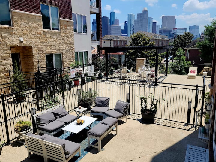 Midtown Hidden Gem With Downtown View And Patio - Houston