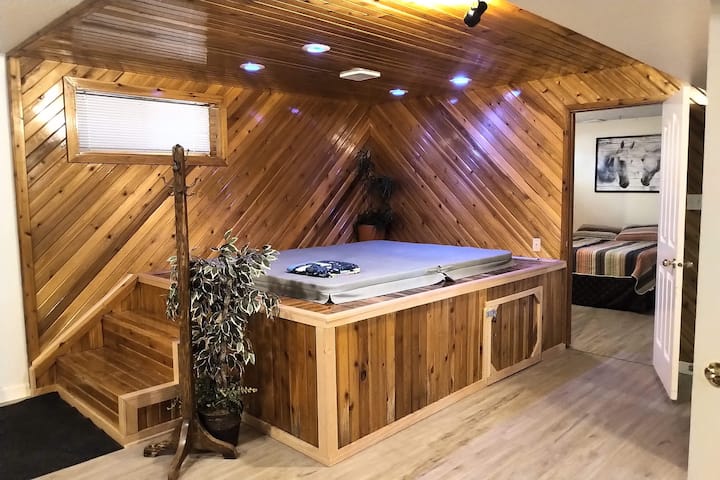 4 Bedroom House, Indoor Hot Tub, Two King Beds - Spruce Grove