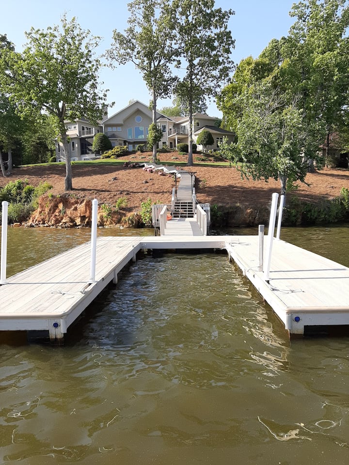 5 Star Waterfront Luxury Vacation Apartment - Tuckertown Reservoir, NC
