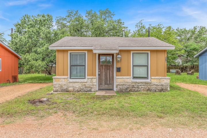 Holiday Bryan Escape 1br W/ Yard Near Kyle Field - College Station, TX