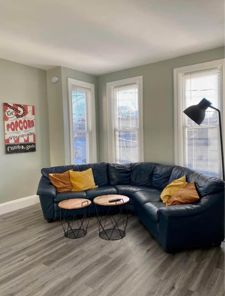 Comfortable Private Room (Shared Common Areas) - Providence, RI