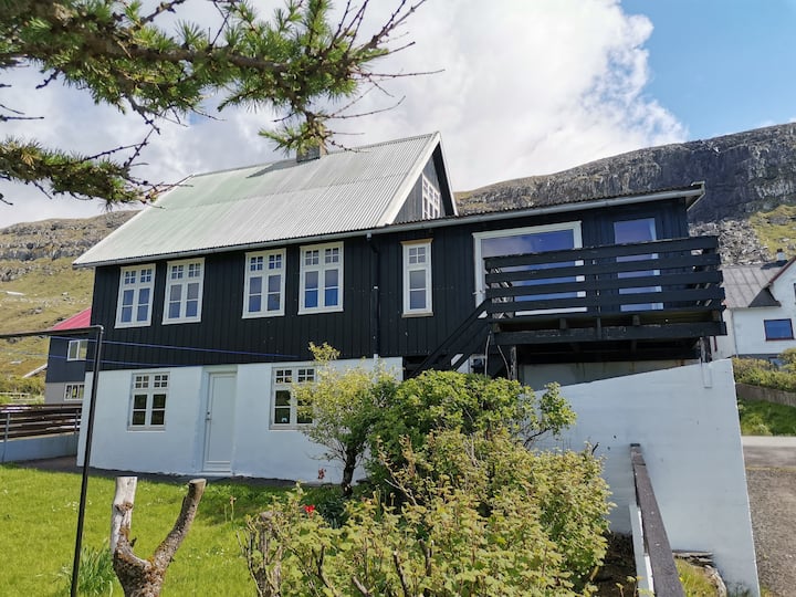 Cozy House With A View Over Lake Sandsvatn - Îles Féroé