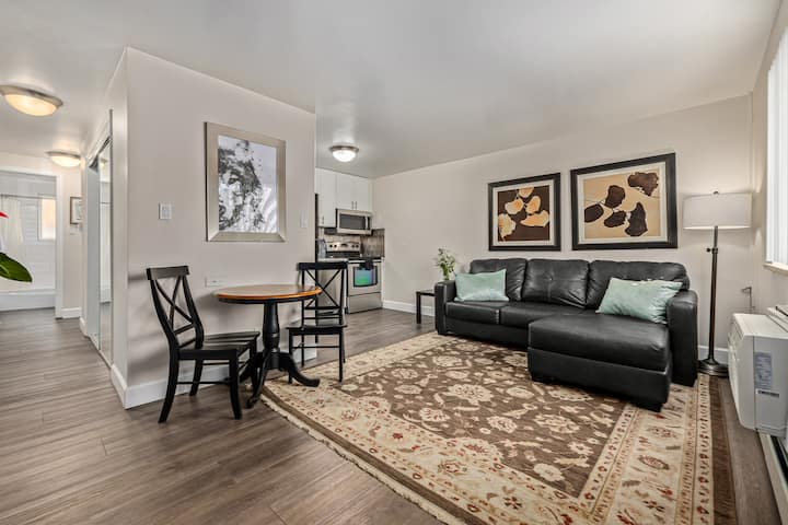 Sunlit Apartment On Tree Lined Street! Ix - Denver, CO