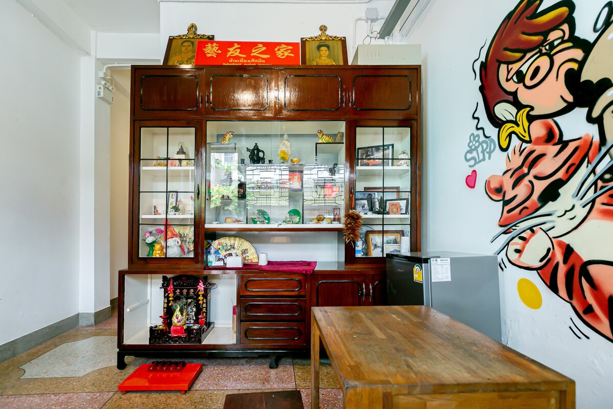 Modern Chinese Family Room 6 ppl room @Taladnoi - Hostels for Rent in ...