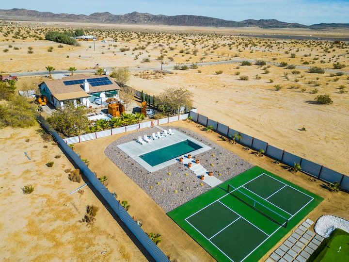 Sun Mesa Sanctuary| Pool, Pickleball, + Mini Golf - Joshua Tree National Park, California