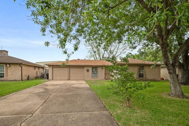 Entire Home | 4 Bedrooms  | King Bed | Safe Area - Houston, TX