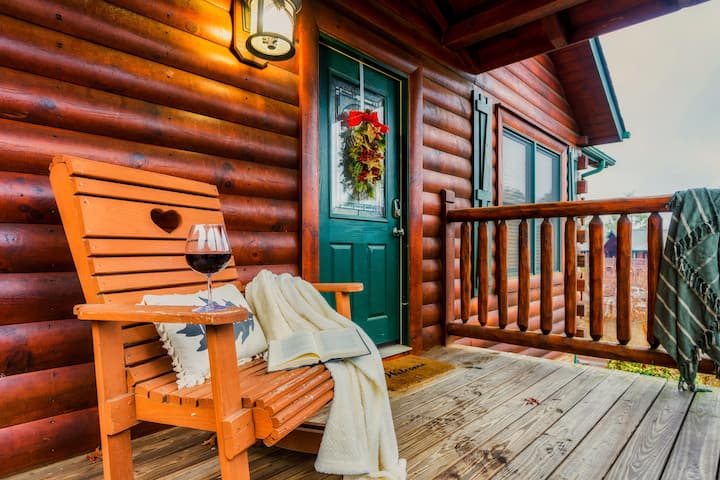 Romantic Cabin Gatlinburg Hot Tub Jacuzzi Cabins For Rent In Gatlinburg Tennessee United