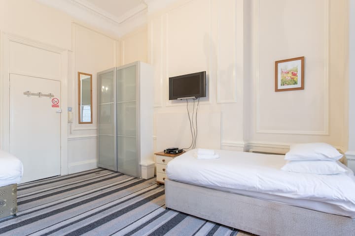 Near Oxford St / Selfridges Triple Room-ensuite -