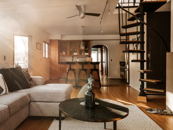 Quiet Neighborhood-skylights-spiral Stairs! - Minnesota