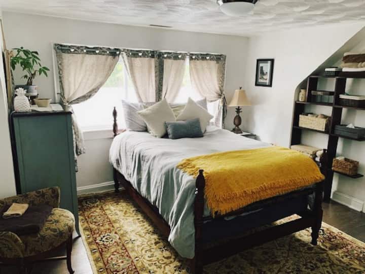 Pineapple Room In Remodeled 1940s Old Church Home - Norfolk, VA