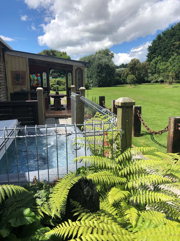 Greenwood Cottage - Hot Tub, Spacious Retreat - Ōtaki