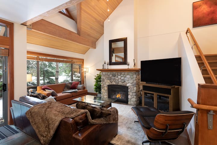 Luxury 3br Home, Private Hot Tub, Walk To Village - Whistler