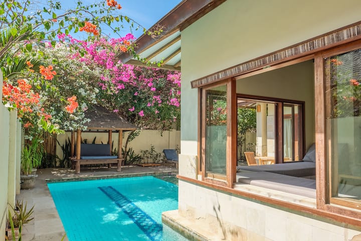 Spacious Private Pool Villa W/ Kitchen & Starlink - Gili Islands