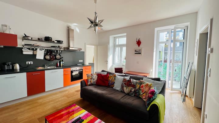 Cozy Retreat With Large Balcony Near Schönbrunn - Wien