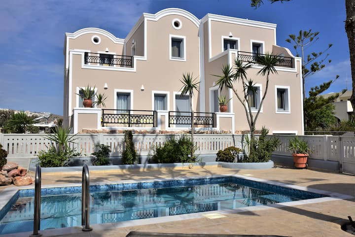 Serene Villas :
Ideal For Families And Singles - Santorini