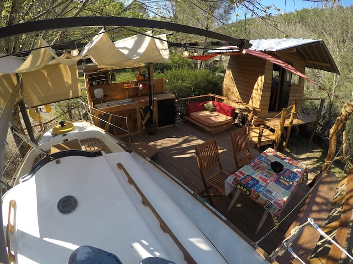 Le Voilier Et Sa Cabane De Pêcheur - Insolite - Les Vans