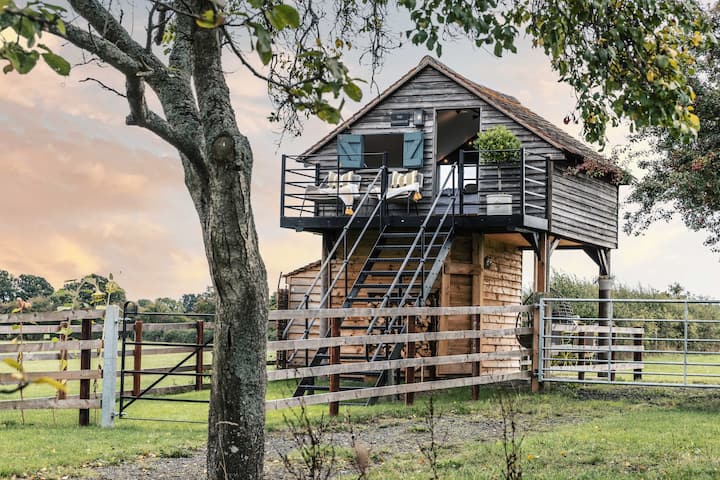 The Treehouse At Humblebee Hall - Cotswolds