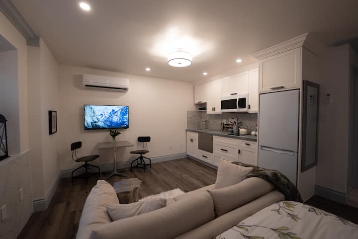 Private Trendy Coach House - Oakville