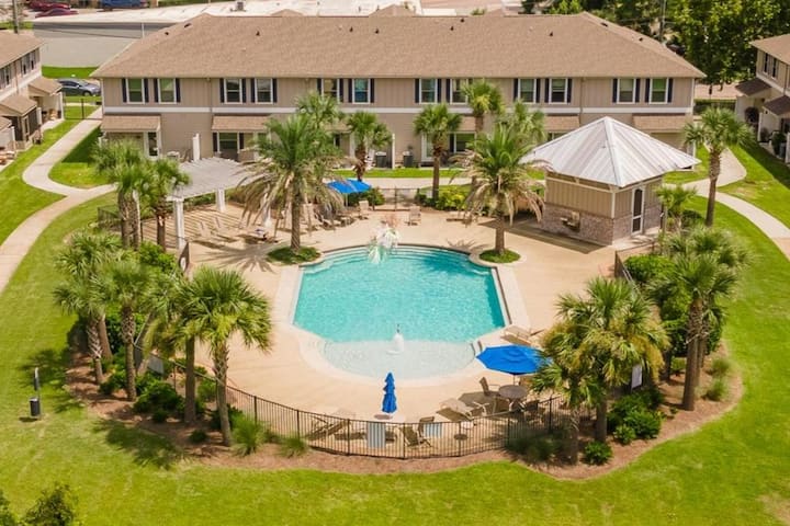 Pensacola Downtown Poolside Paradise W/ King Bed - Pensacola, FL