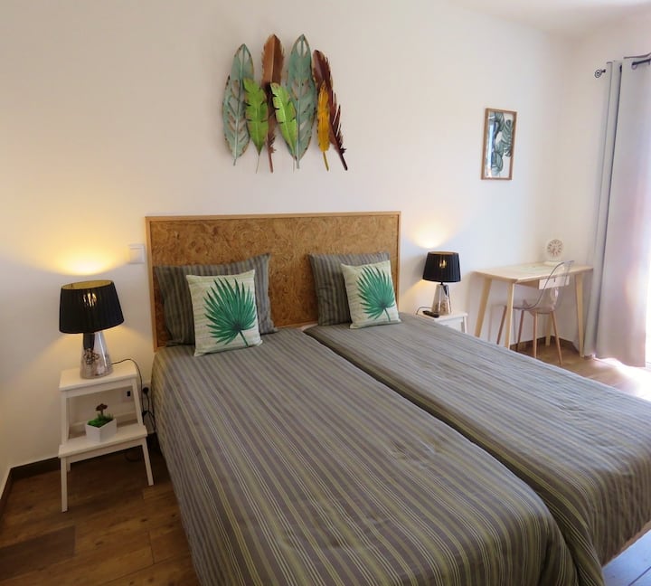 Twin Room W/sofa W/private Bathroom. Breakfast Inc - Sagres