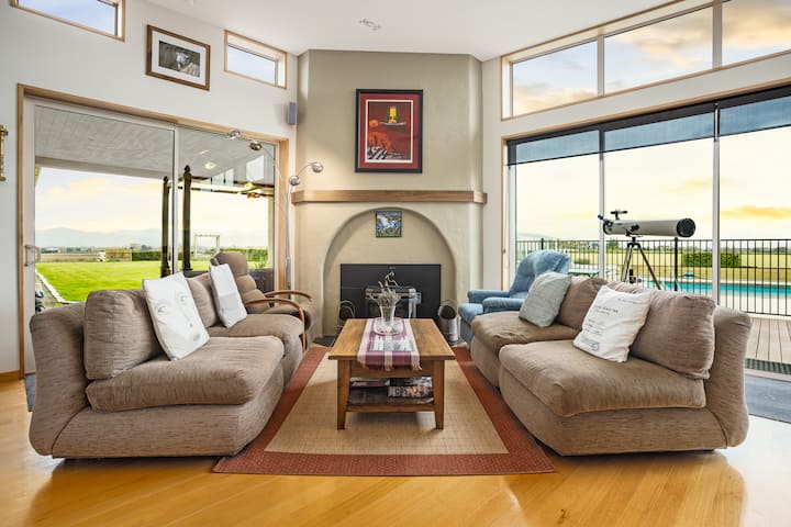 Entire Poolside Accommodation - Blenheim