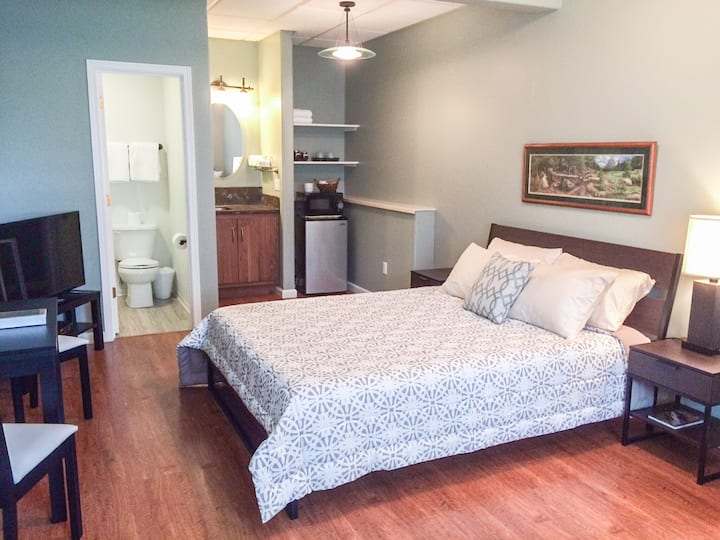Queen Room With Sofa - Room 5 - Seward, AK