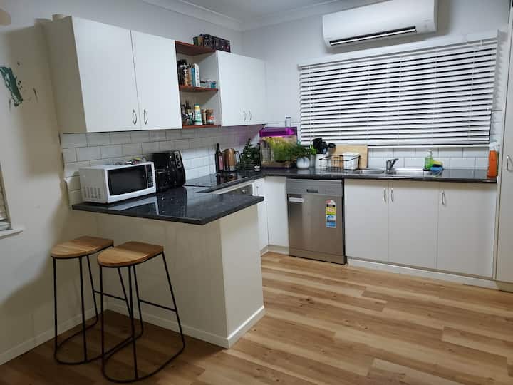Queen Sized Bedroom With Own Bathroom In Cairns. - Cairns