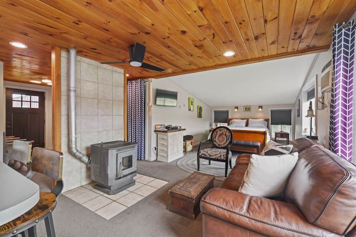 Dog Friendly Studio - Lake Onota, MA