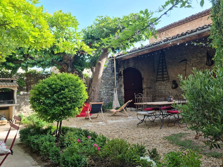 Mas Du Mûrier, Mas Provençal Familial Du Xixème - Gordes