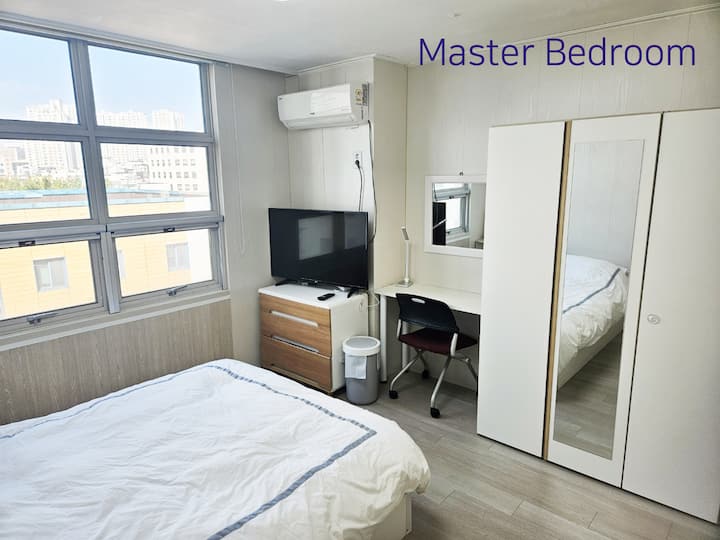 2 Bedroom Apt. Near Gongdeok Station (공덕역) -
