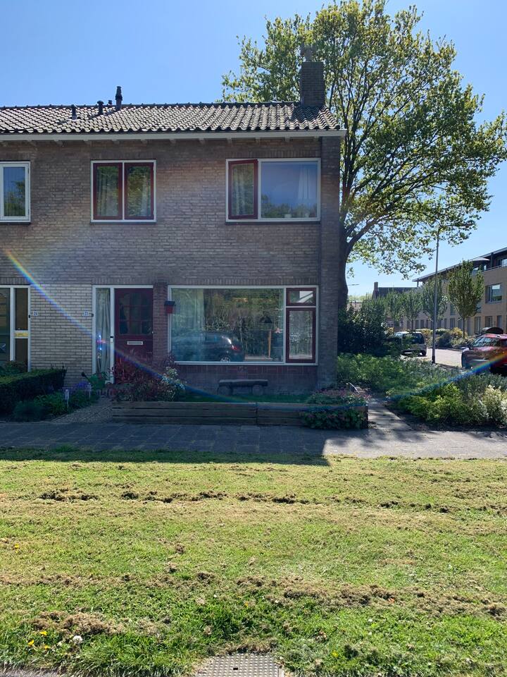 Knusse Hoekwoning In Een Groene Omgeving - Leiden