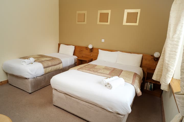 Spacious Riverside Triple Room With En-suite - Ennis