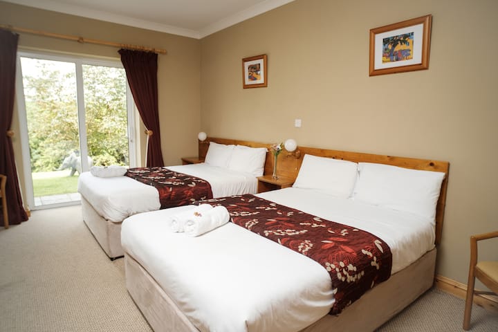Spacious Riverside Family Room With En-suite - Ennis