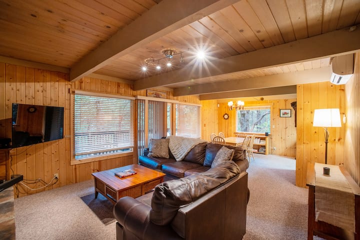Cedar Retreat - Hot Tub, K9, Sauna, King Bed, Lake - Arnold, CA