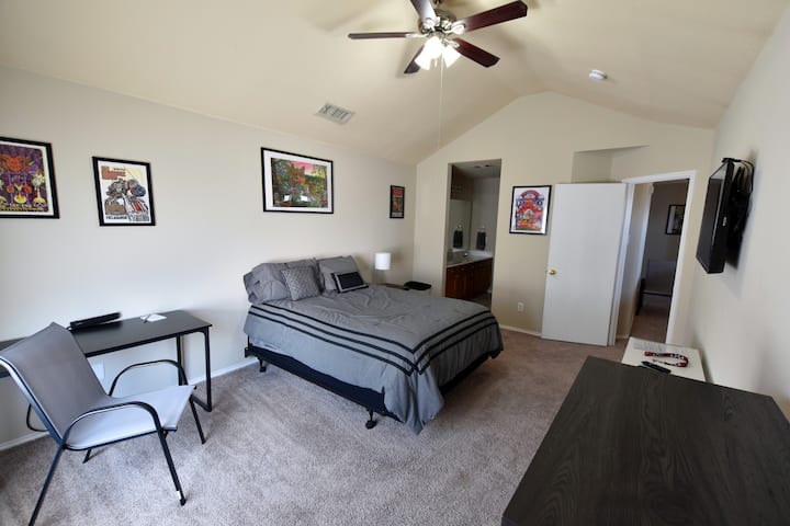Spacious Upstairs Master Suite With Private Bath - Arlington, TX