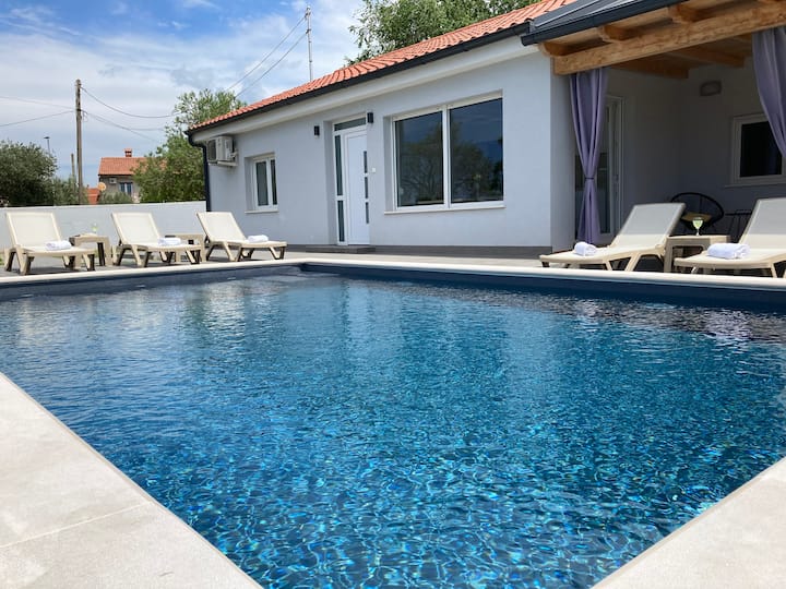 Holiday House Ori With Private Pool - Pula