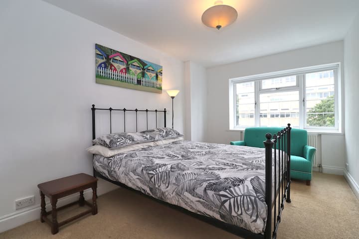 2 Bedroom, Town Centre, Top Floor Cosy Flat - 워킹