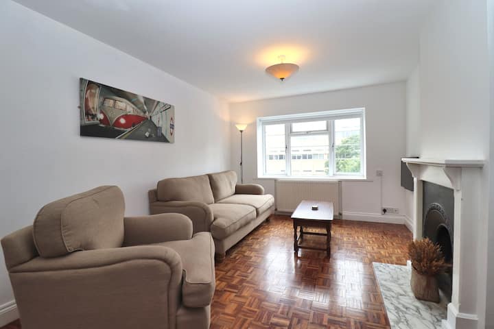 2 Bedroom, Town Centre, Top Floor Cosy Flat - Woking