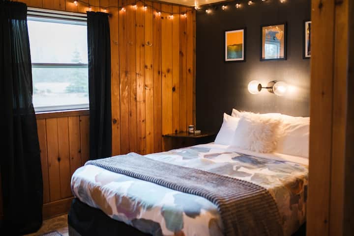 Fresh Coast Cabins #2: Cozy Lakefront Studio Cabin - Copper Harbor, MI