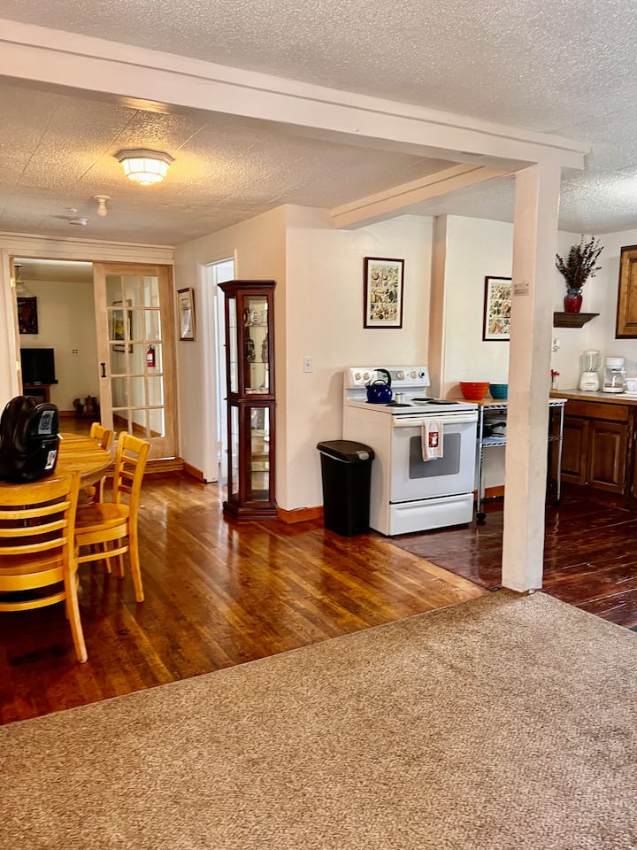 The Pink House: Complete Home Space In Town - Nederland, CO