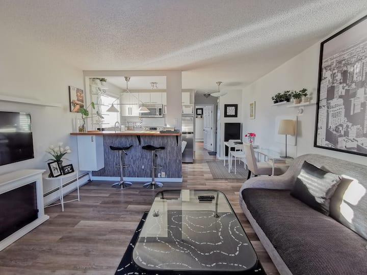 Modern & Cozy Contemporary Condo Suite (#5) - Mount Royal University