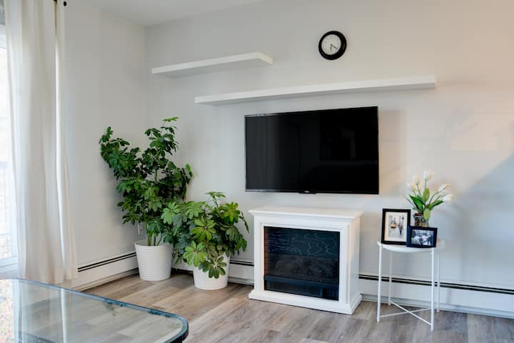 Modern & Cozy Contemporary Condo Suite (#5) - Calgary